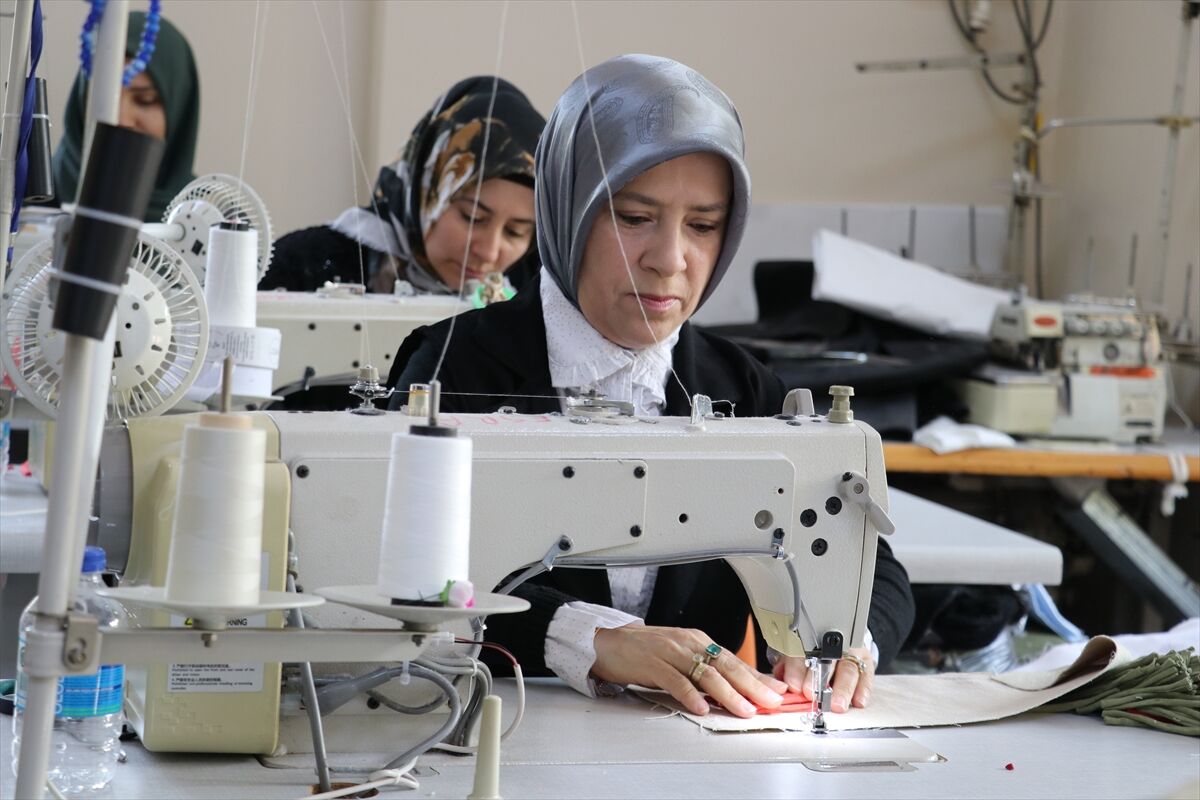 Tekstil atıkları Bursalı kadınların elinde yeni ürüne dönüşüyor ...
